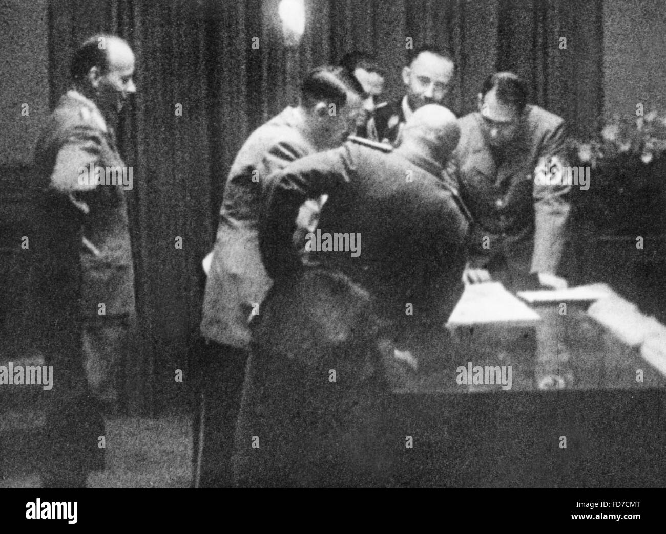 Mussolini, Hitler, Ciano, Himmler et Hess à la Conférence de Munich ...