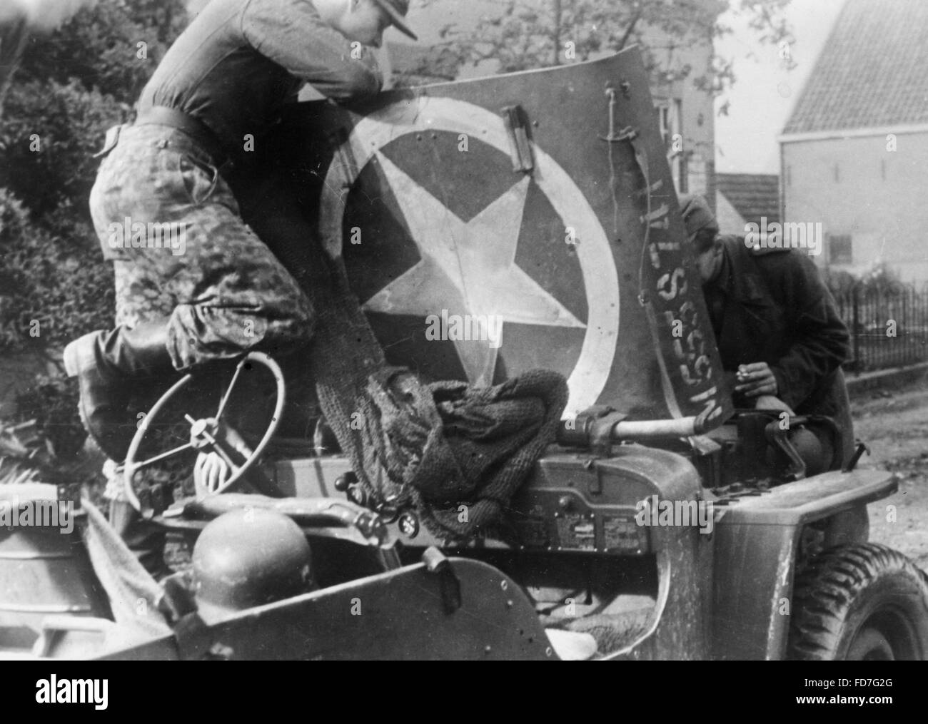 Les soldats de la Waffen-SS inspecter une jeep britannique en Hollande ...