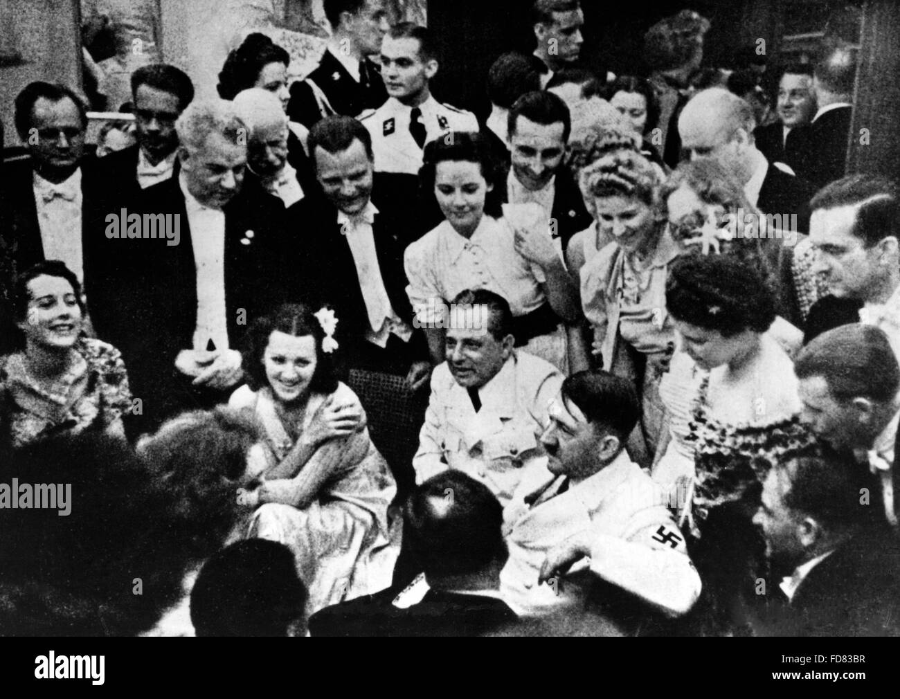 Adolf Hitler lors de la réception d'artistes à l'inauguration de la ...