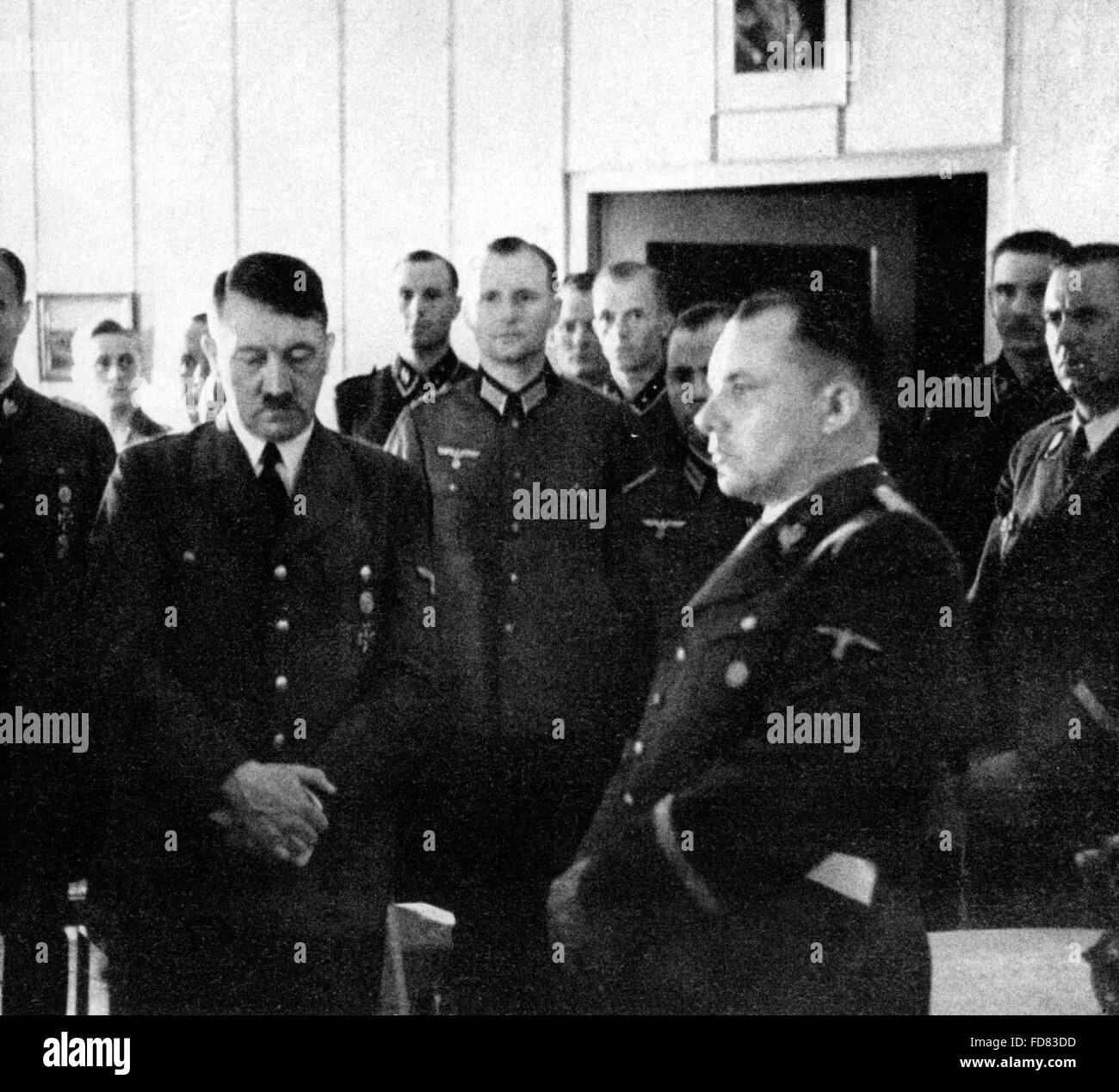 Adolf Hitler avec Martin Bormann dans son siège avant de l'Ouest, 1940 ...