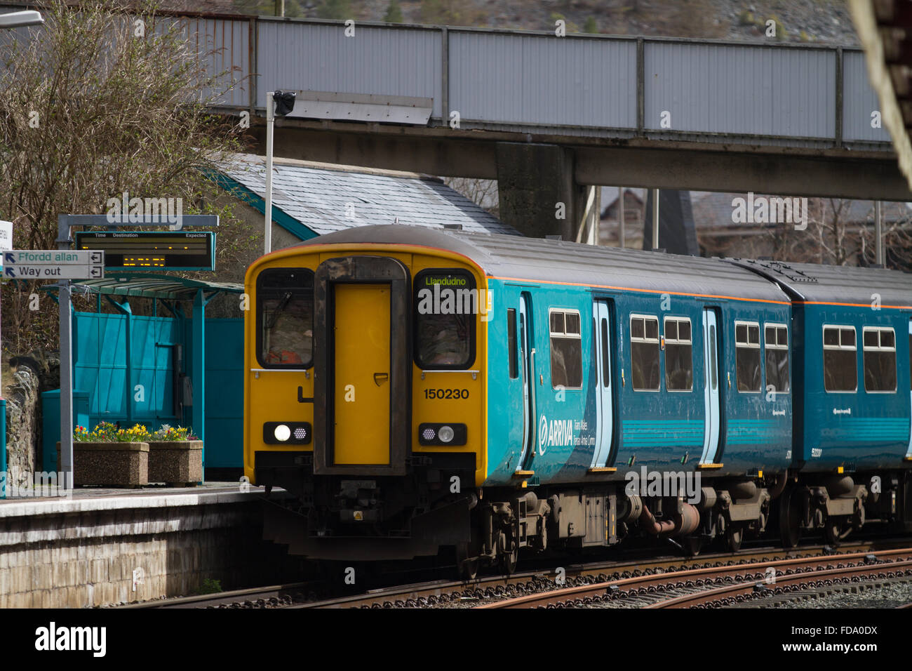 Arriva Trains Wales ATW Class 150 sprinter train, 150230 attend que l ...