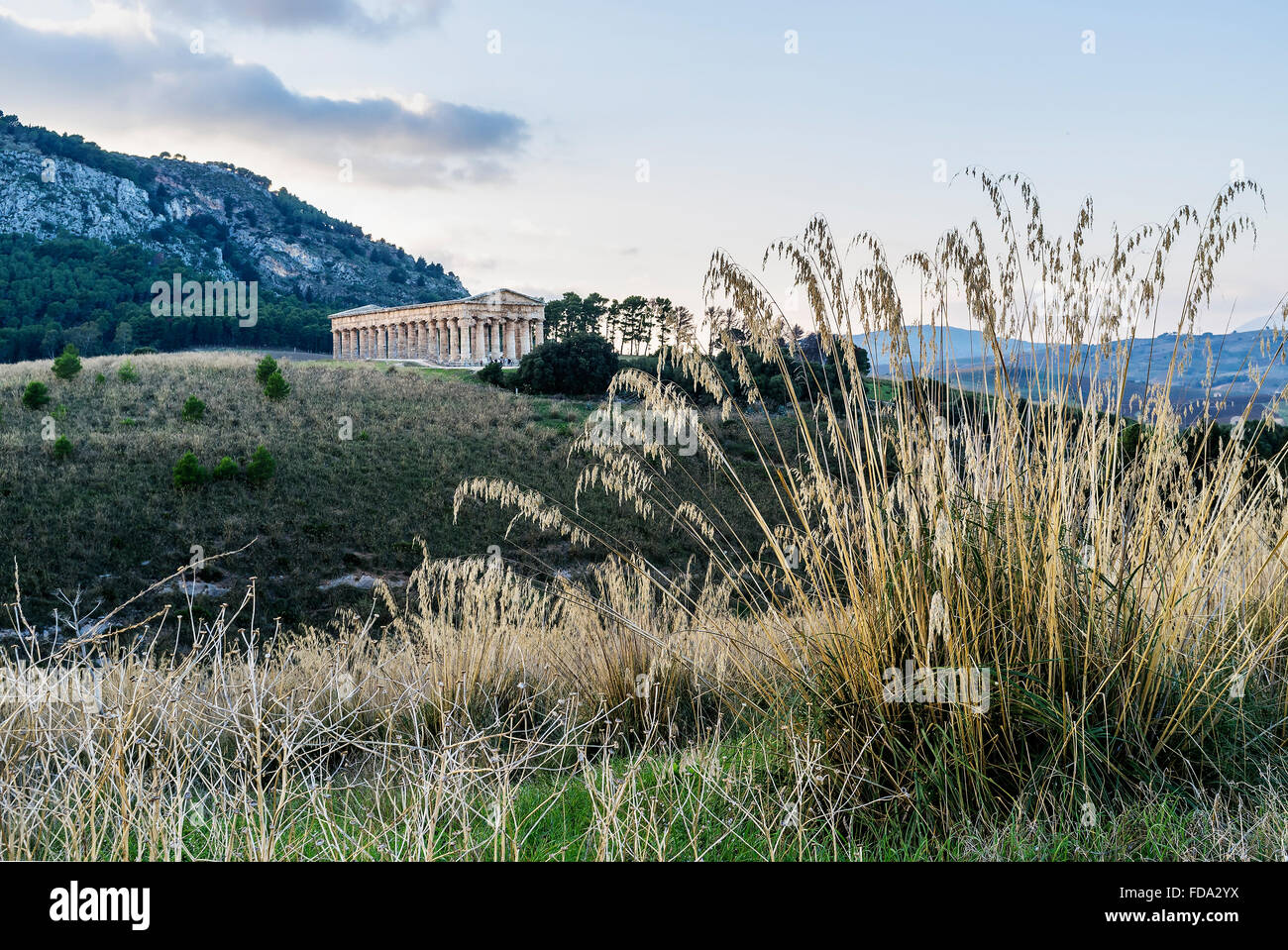 Le temple dorique de Ségeste, en Sicile construit à la fin du 5e siècle ...