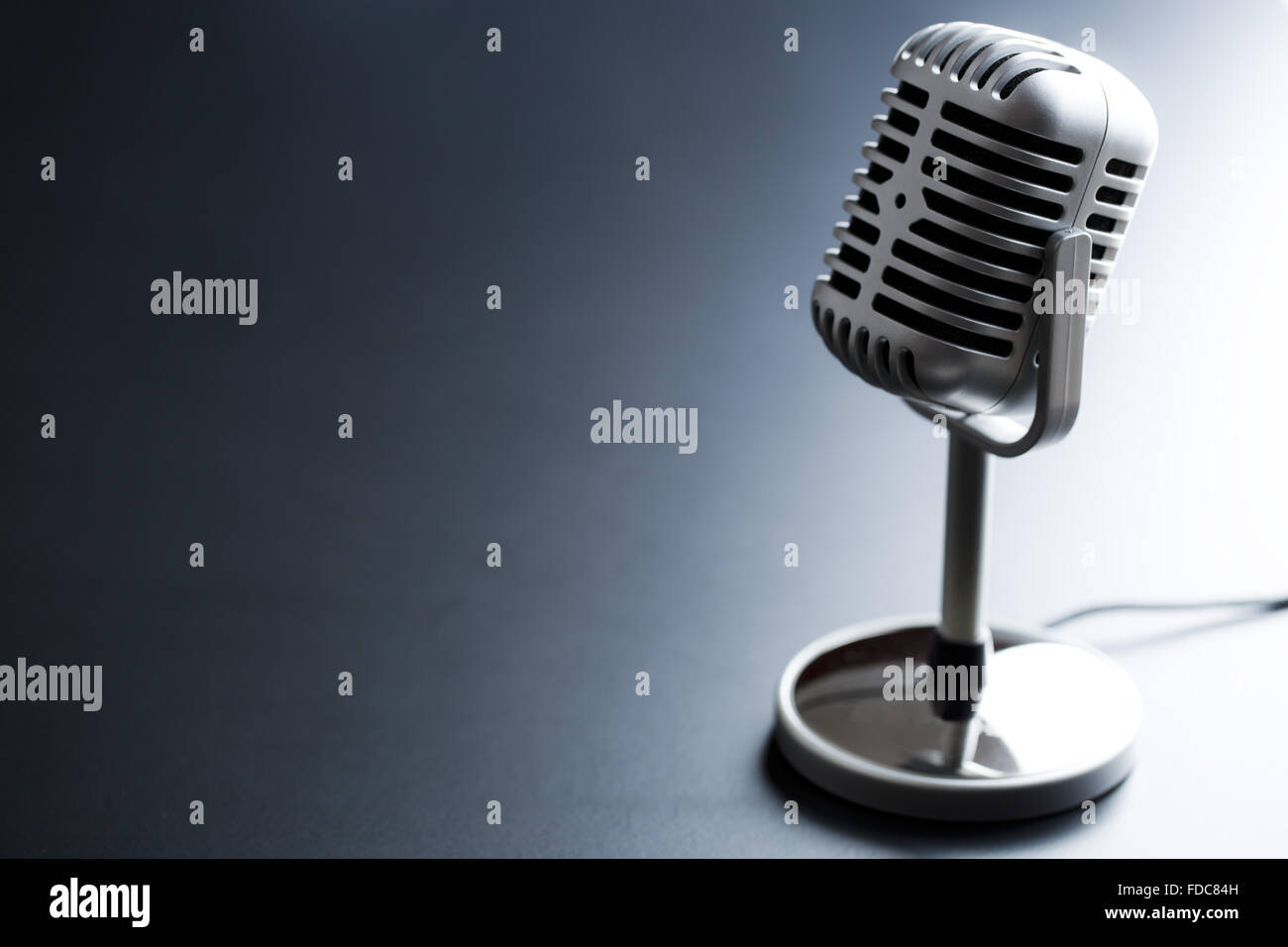 Vieux microphone pied argent Banque de photographies et d’images à haute résolution - Alamy