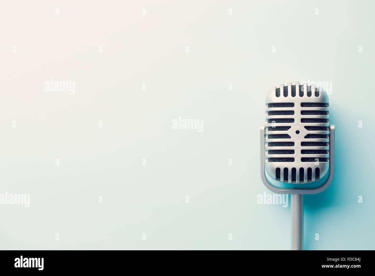 Vieux microphone pied argent Banque de photographies et d’images à haute résolution - Alamy