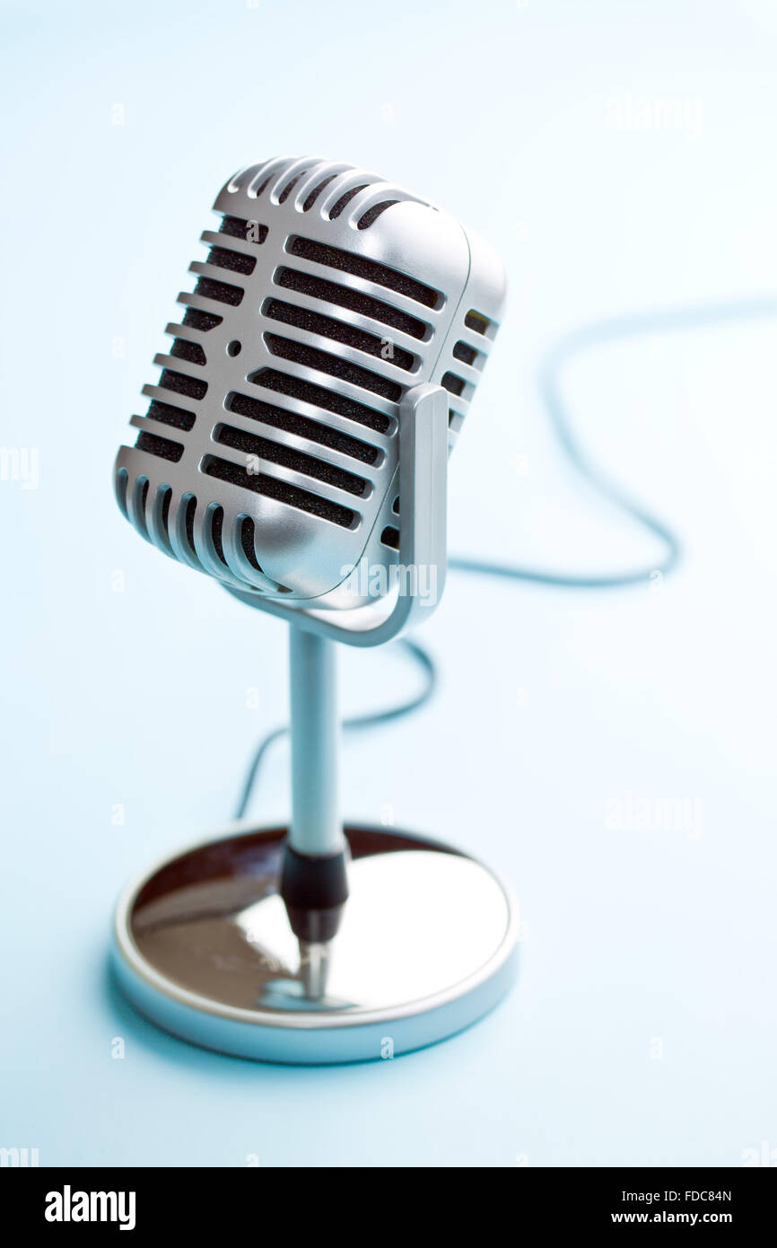 Vieux microphone pied argent Banque de photographies et d’images à haute résolution - Alamy