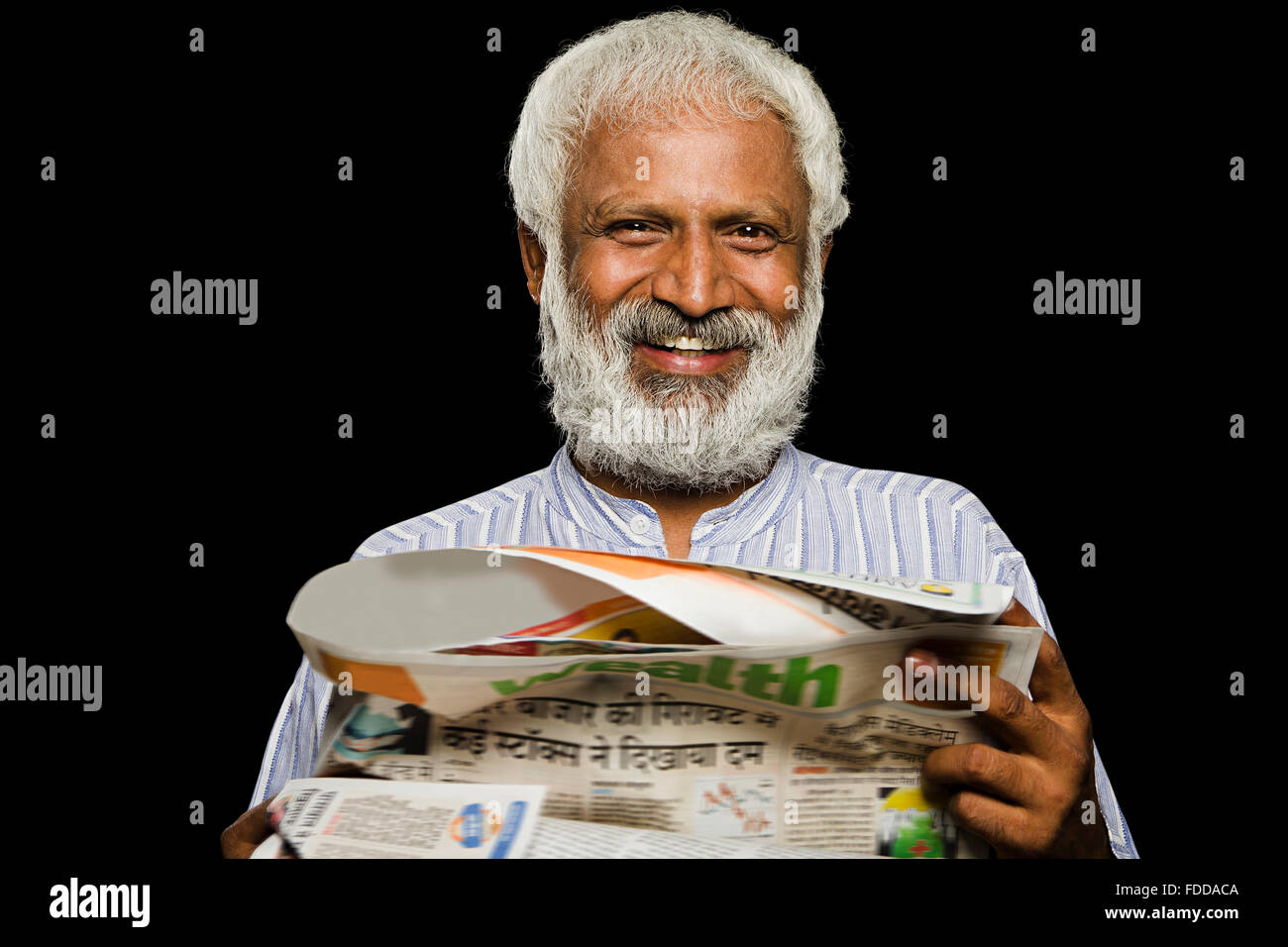 Indian old man reading newspaper Banque de photographies et d’images à ...