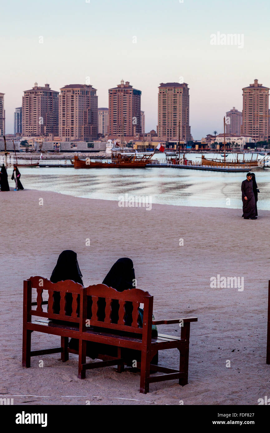 La population locale sur la plage, à l'Katara Cultural Village, Doha ...