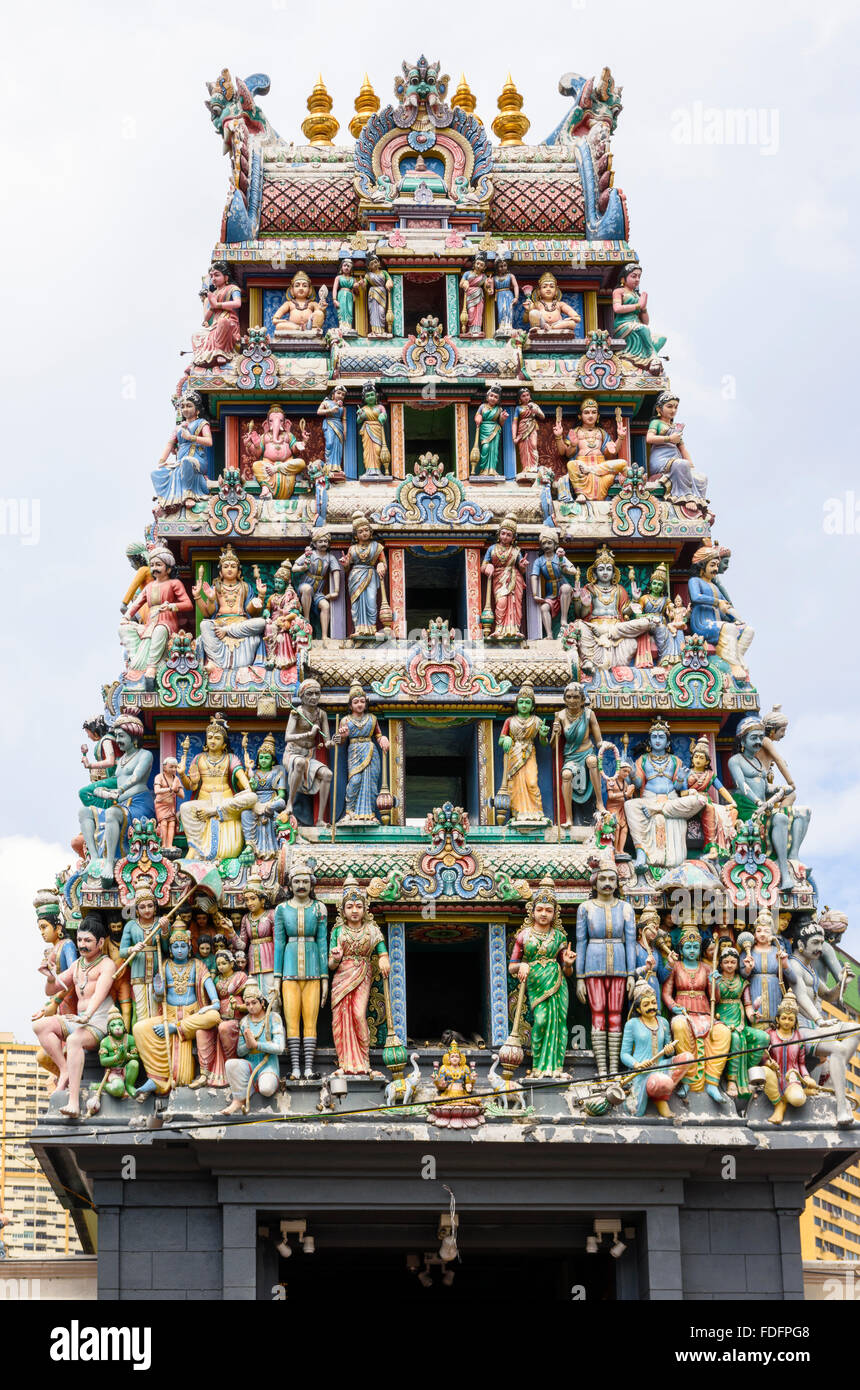 De la tour d'entrée de style Dravidien Sri Mariamman Temple Hindou ...