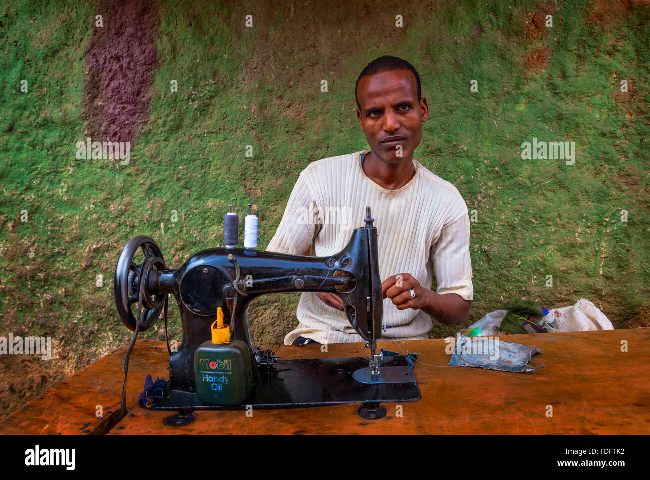 African man sewing Banque de photographies et d’images à haute ...