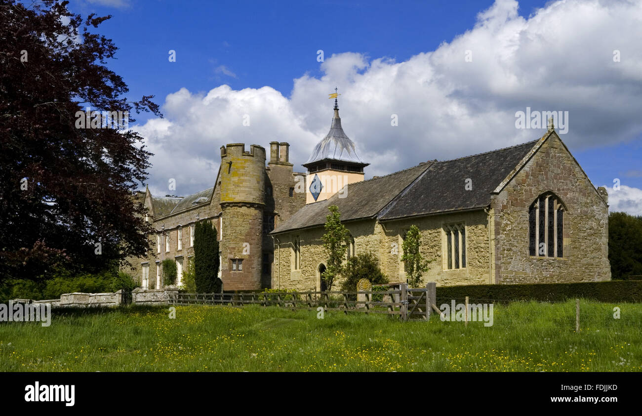 L'église de St Michel, construit au xive et xve siècles de pierre ...