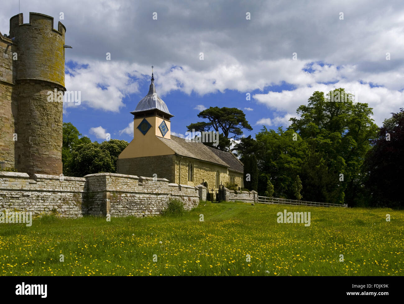 L'église de St Michel, construit au xive et xve siècles de pierre ...