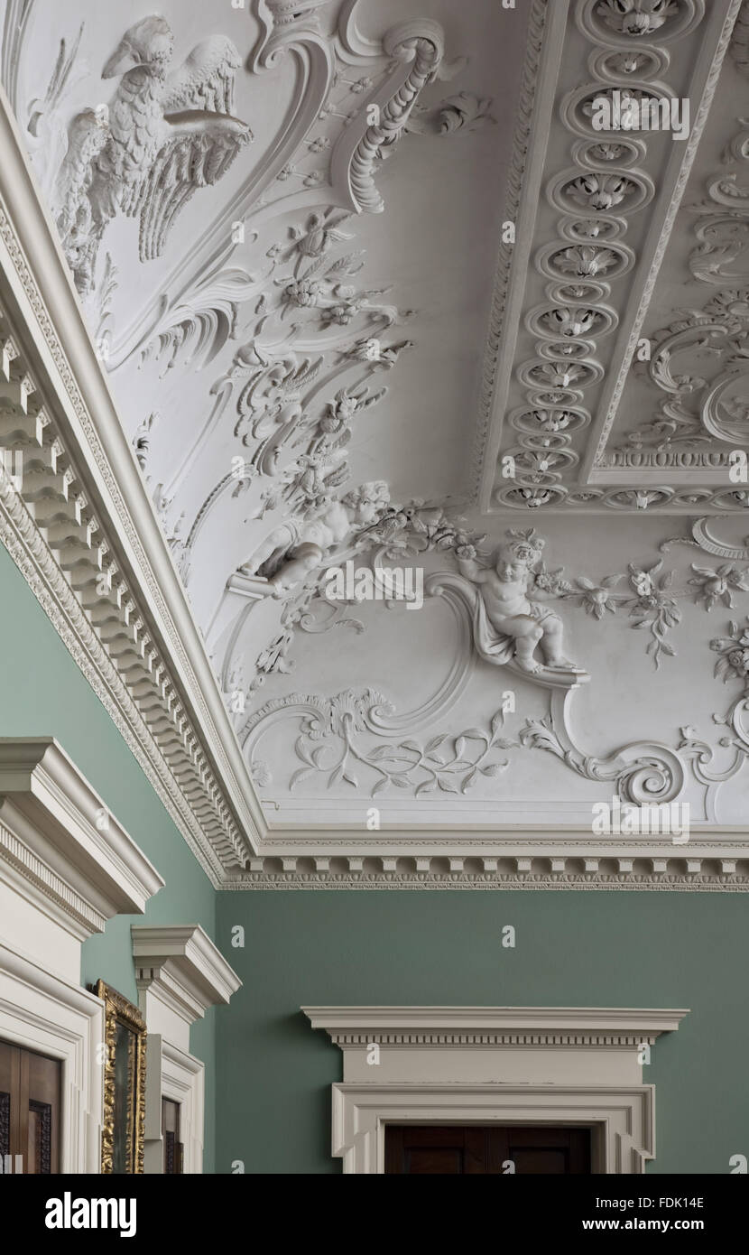 Plafond en plâtre dans le hall d'escalier à Saltram, Devon. Les stucs ...