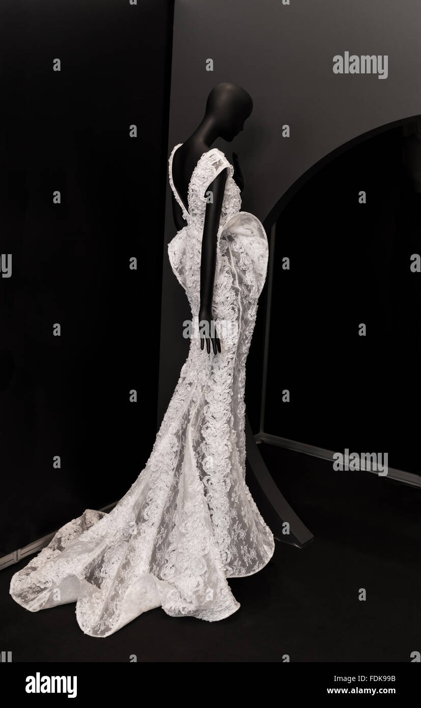 Robe blanche femme s'habille sur mannequin Banque de photographies et d ...
