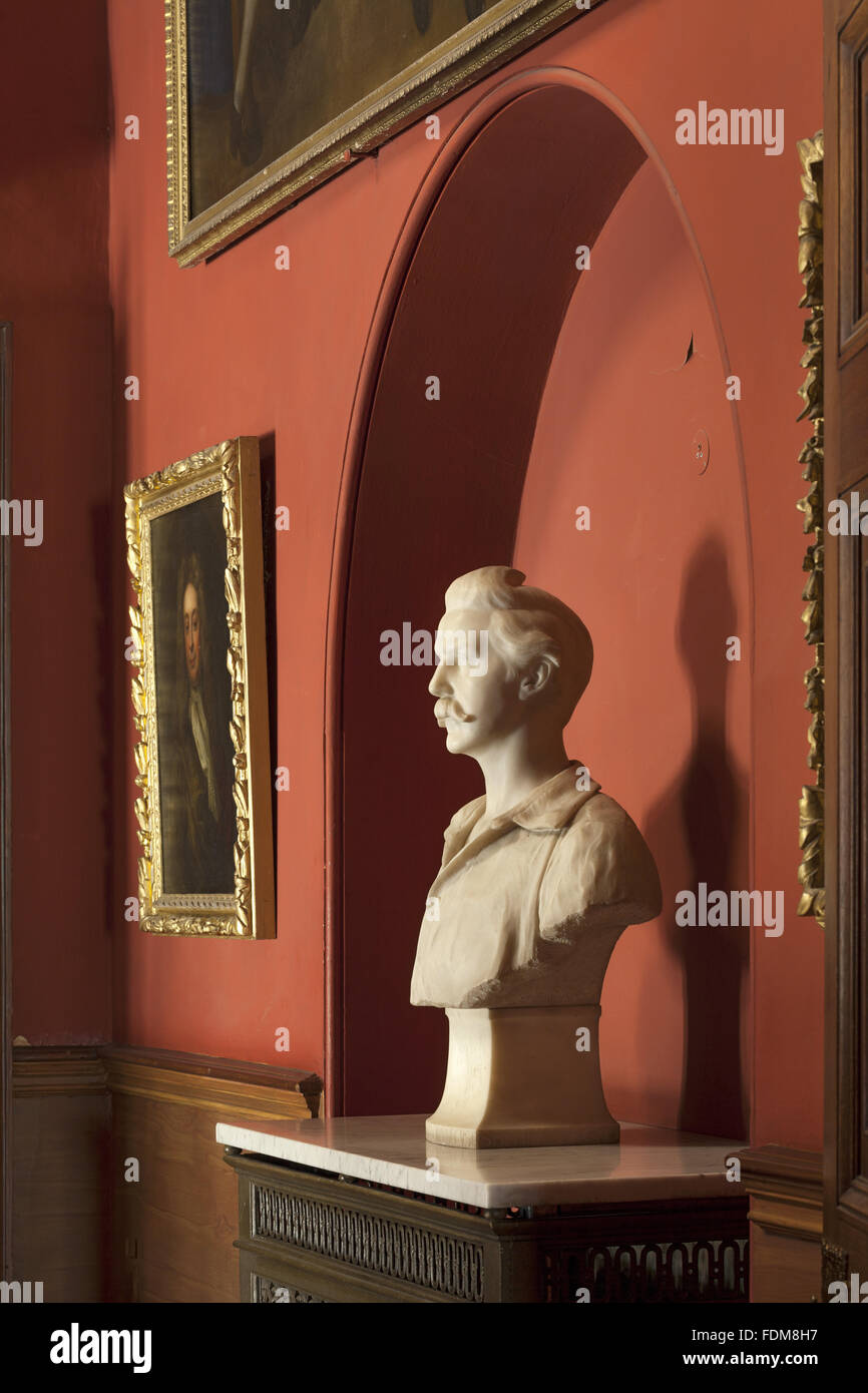 Buste de Henry Cust, sculpté par son épouse Nina, à l'entrée ouest à ...