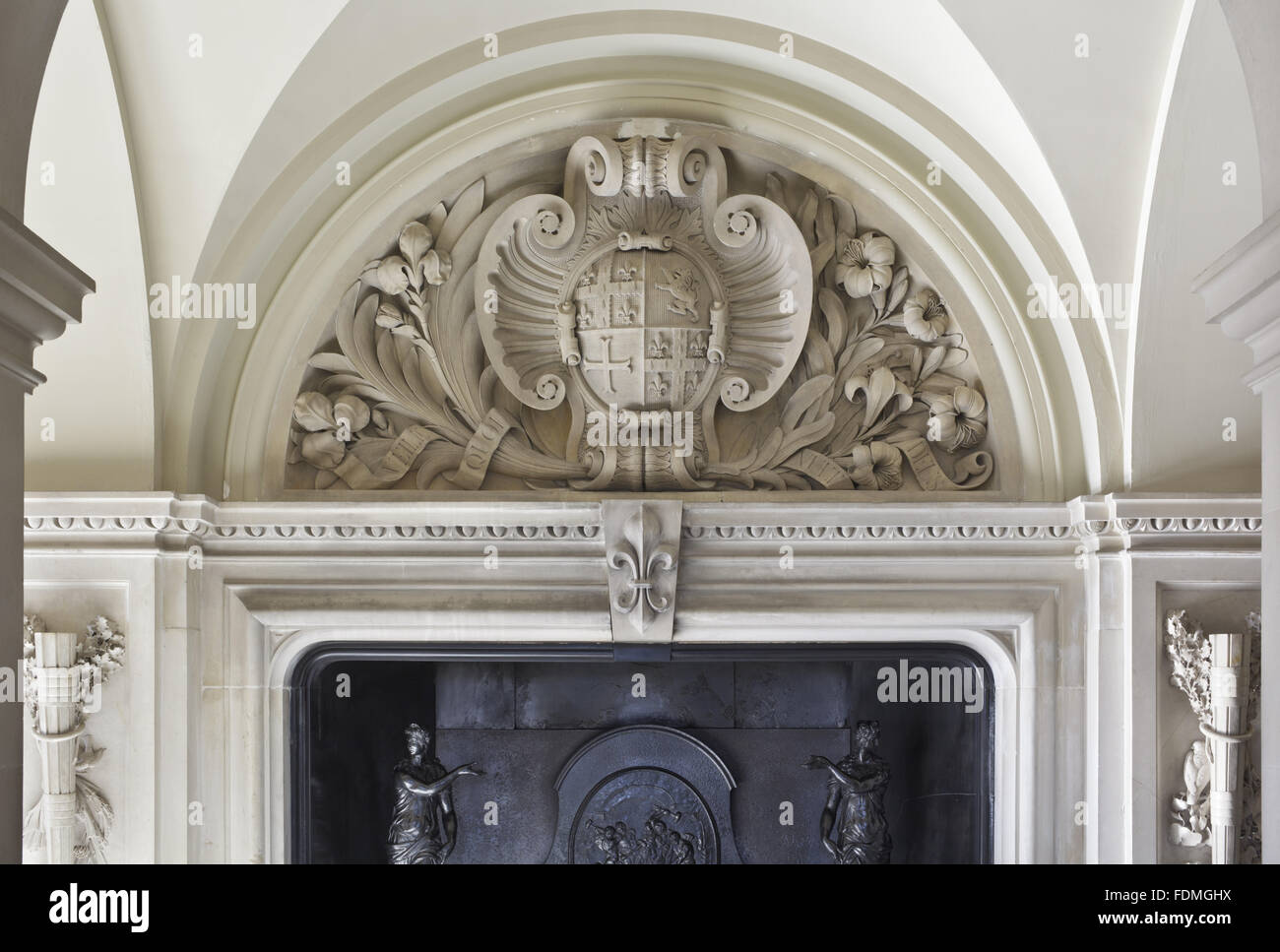 Dans le hall intérieur Chimneypiece, sculpté avec William Bankes's Coat ...