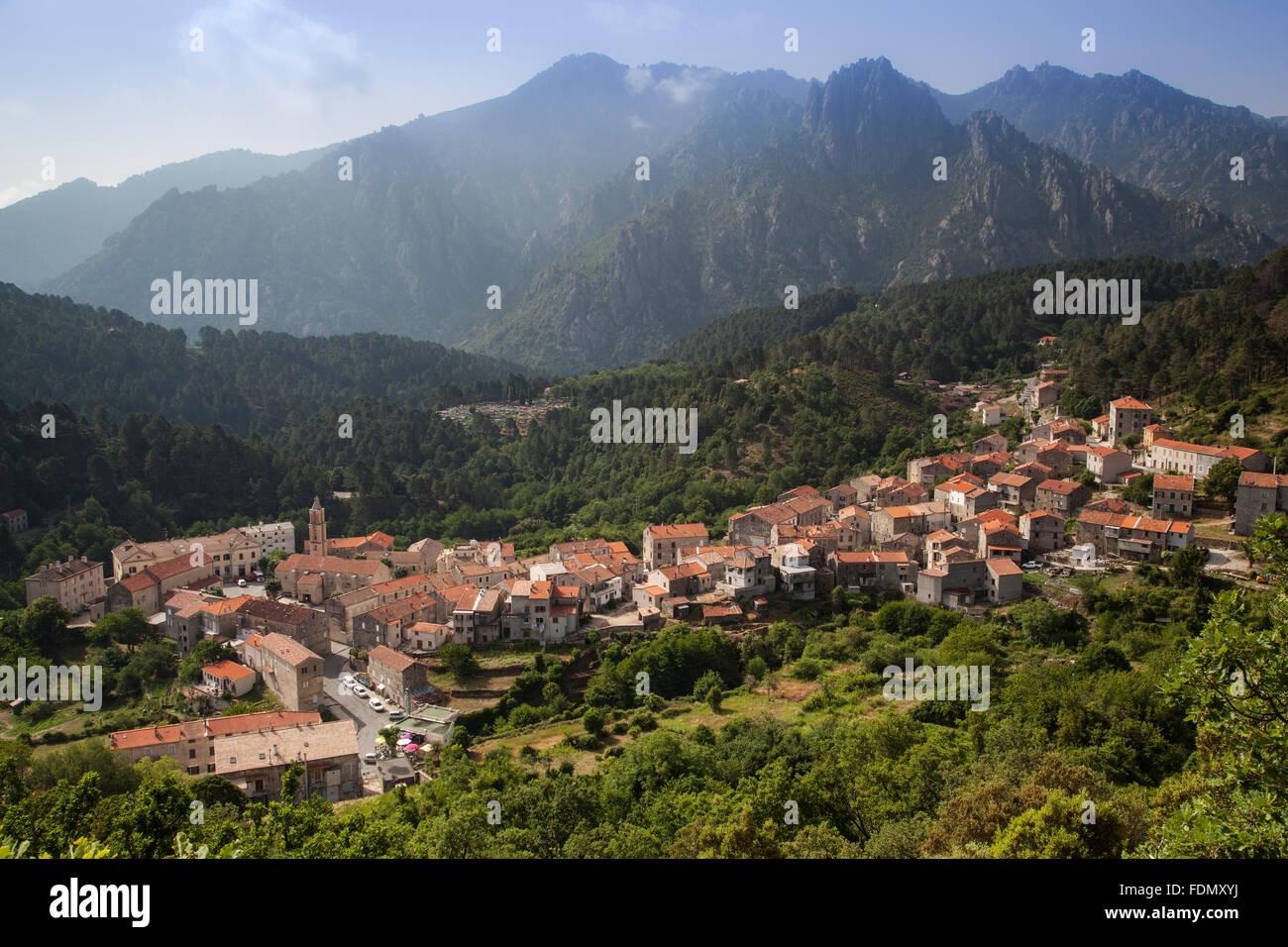 Ghisoni village Banque de photographies et d’images à haute résolution ...