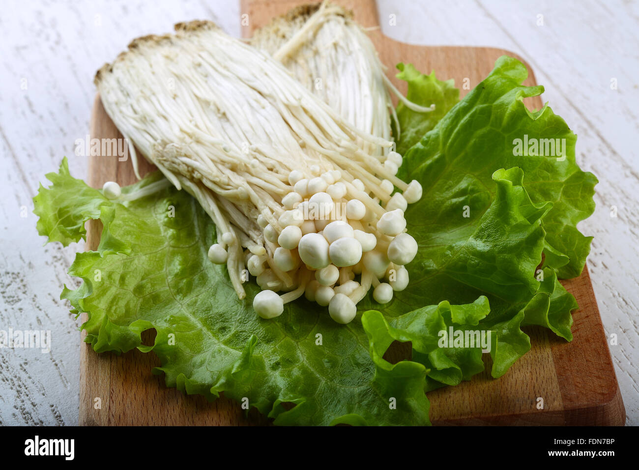 Une cuisine traditionnelle japonaise - champignons Enoki sur feuilles ...