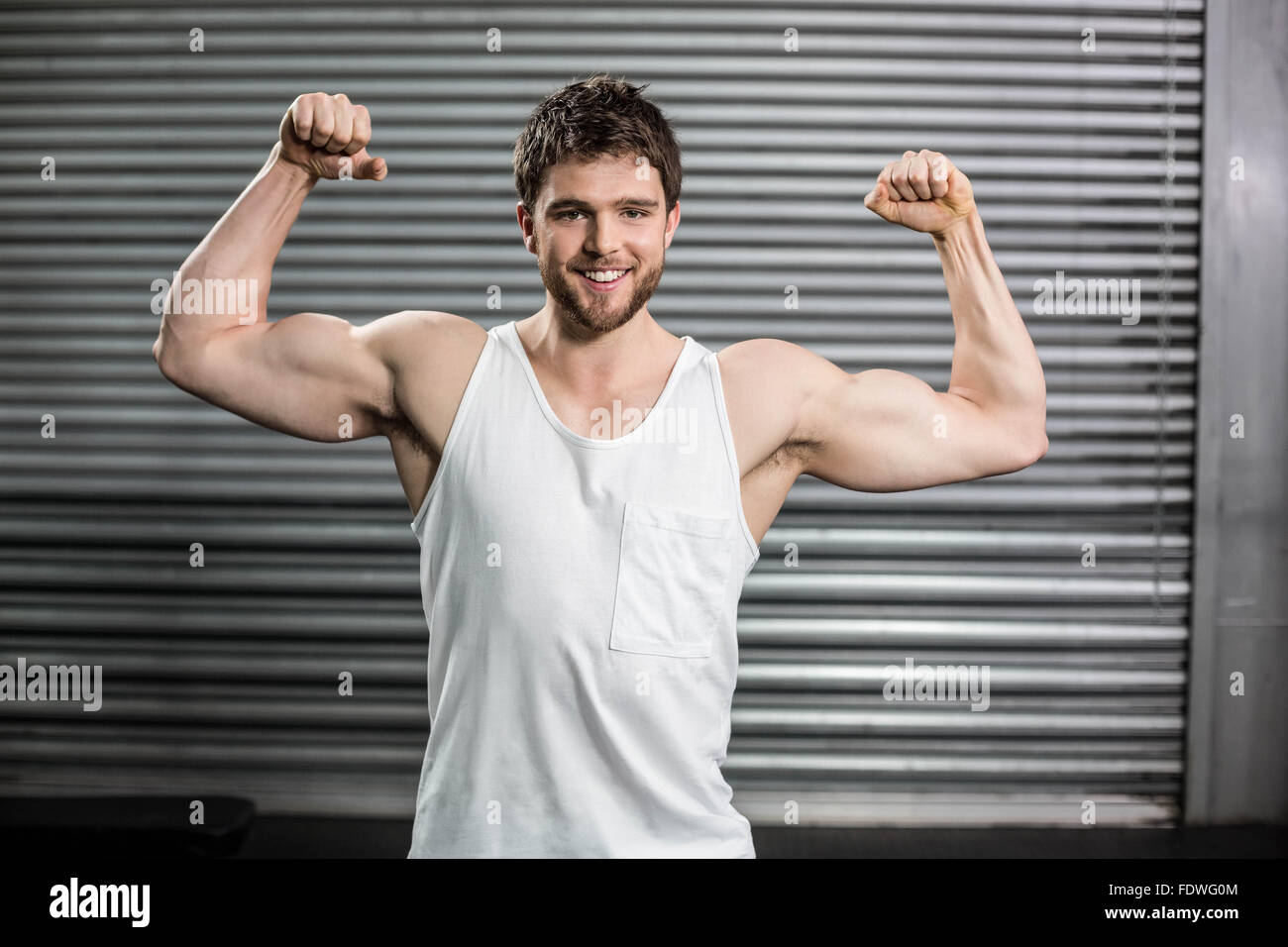 Young bodybuilder showing muscles Banque de photographies et d’images à ...
