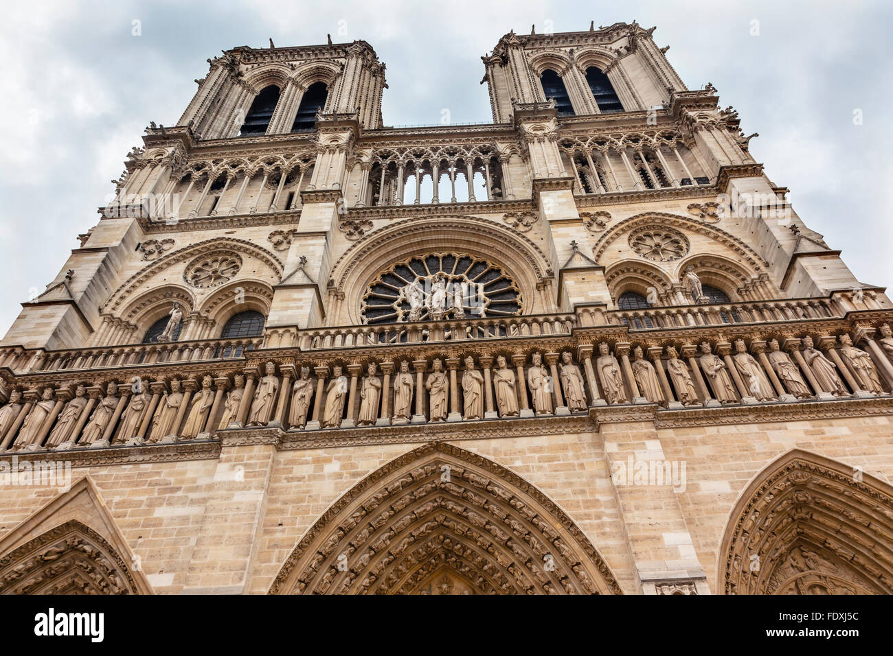 Les tours de façade un ciel couvert Notre Dame Paris France. Notre Dame ...