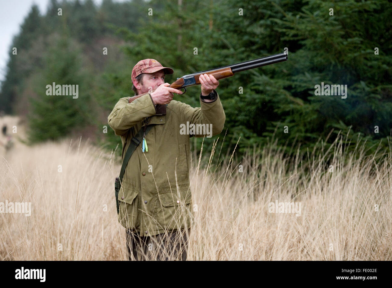 Homme chasse oiseau Banque de photographies et d’images à haute ...