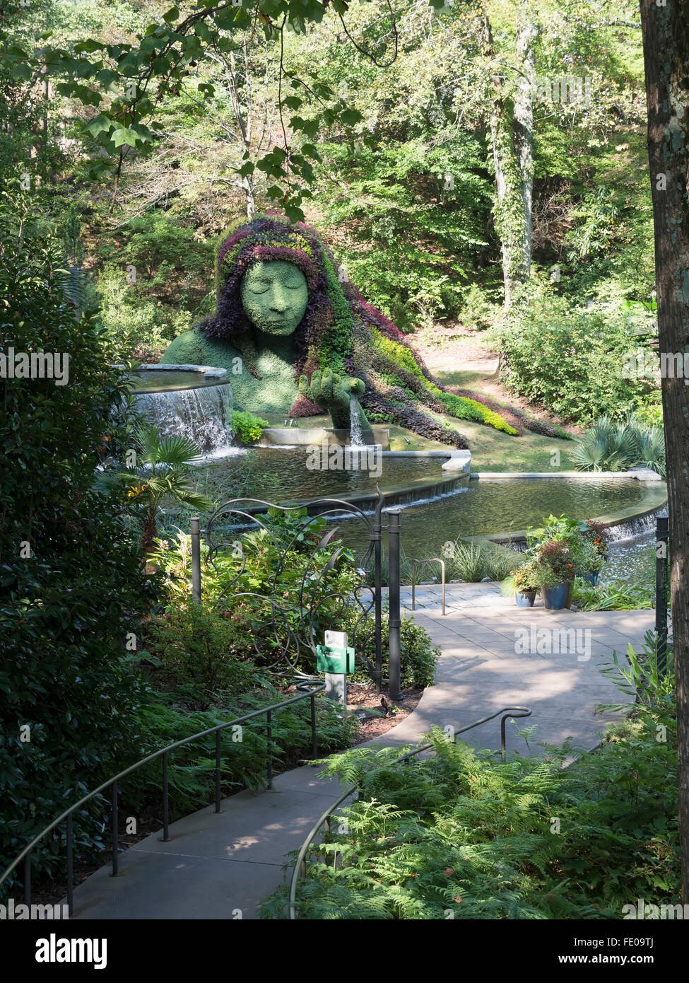 Déesse de la terre, une immense statue de mosaïcultures Atlanta ...