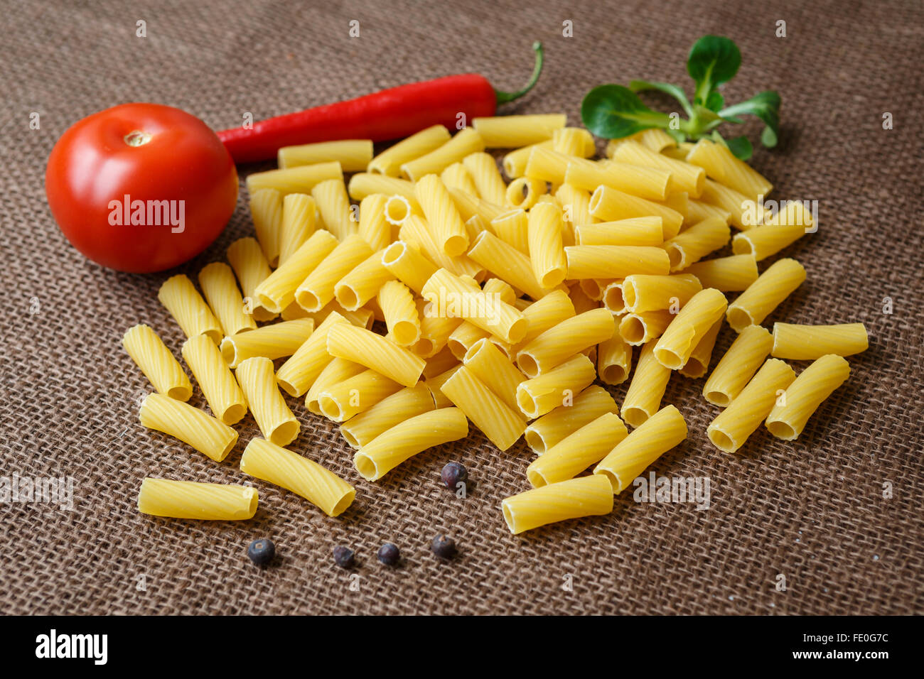 Rigatoni raw pasta Banque de photographies et d’images à haute ...