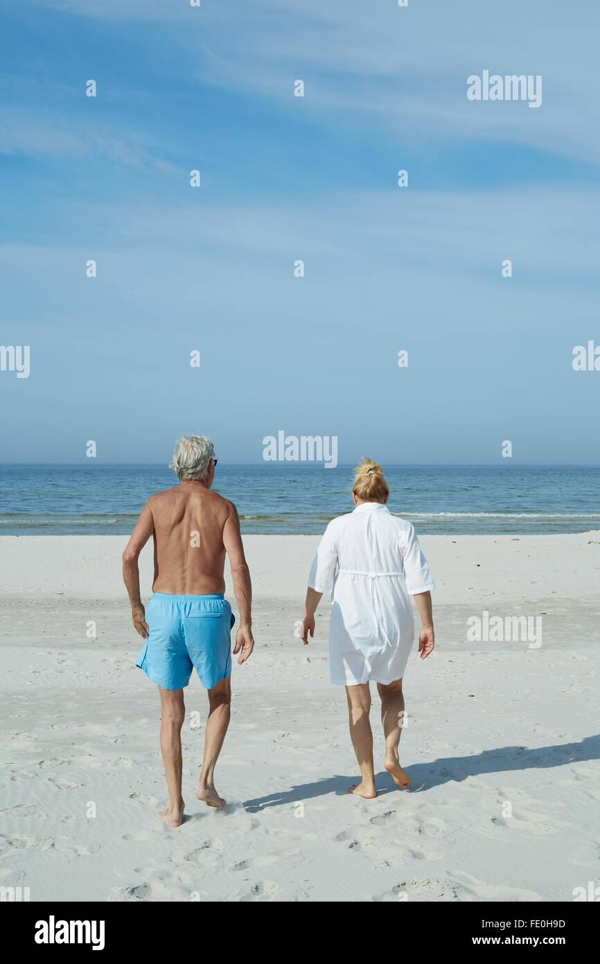 Couple baignade sur la plage Banque de photographies et d’images à ...