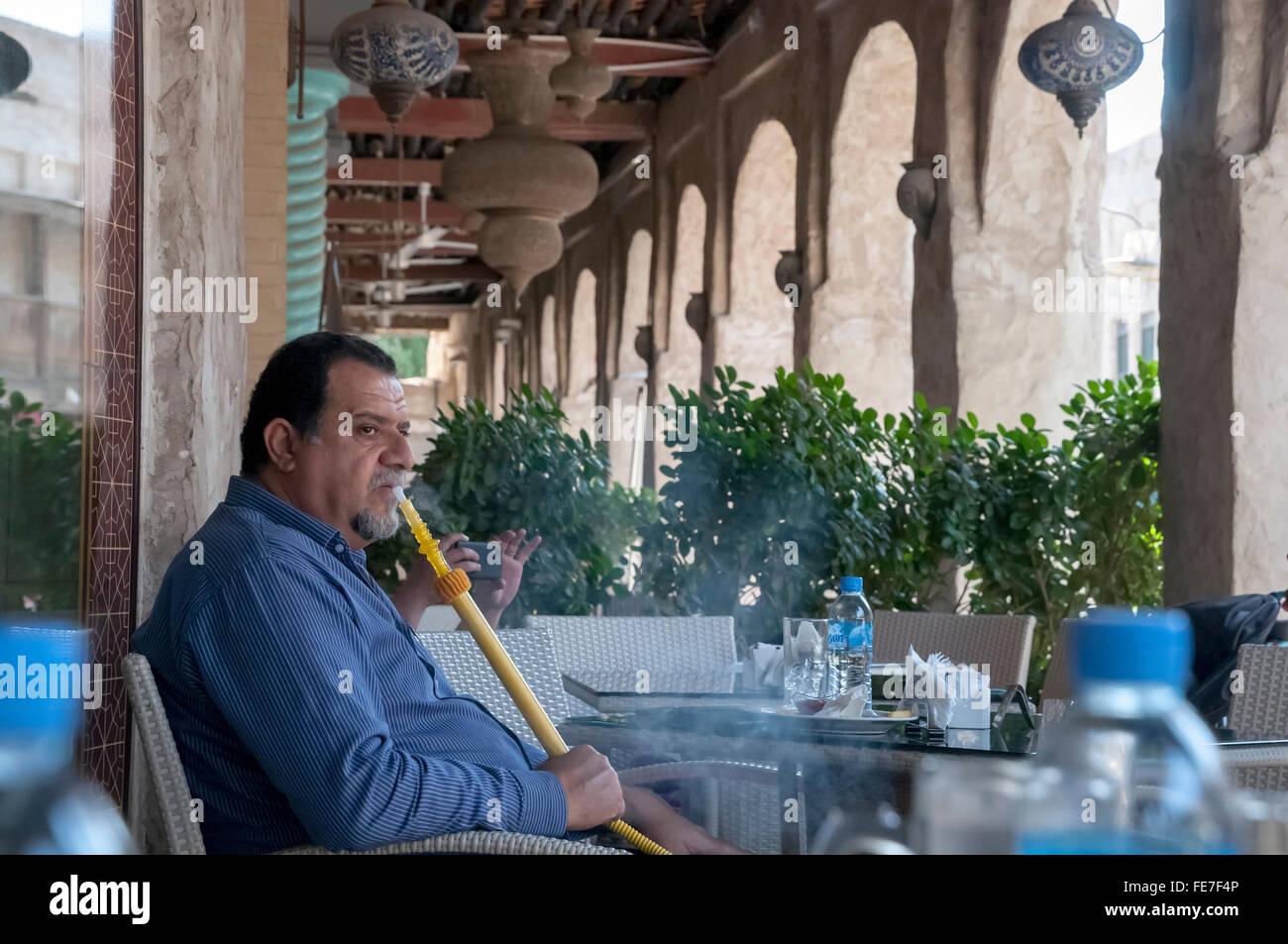 Doha Qatar Moyen-orient man smoking hookah pipe Photo Stock - Alamy
