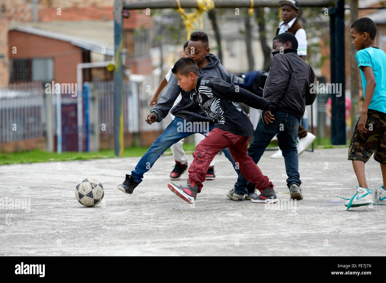 Les enfants jouent au foot Banque de photographies et d’images à haute ...
