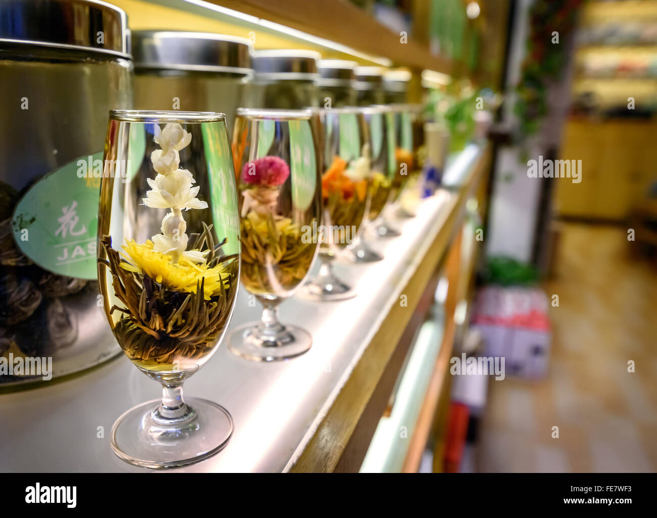 Différents types de thé chinois fleur en pot de verre affiche dans le ...