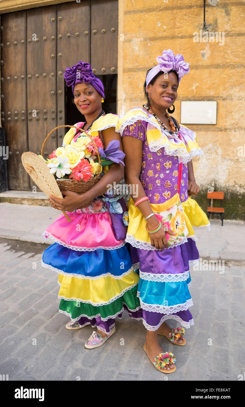Deux femmes en robes colorées qui pose pour photo sur la rue de La ...