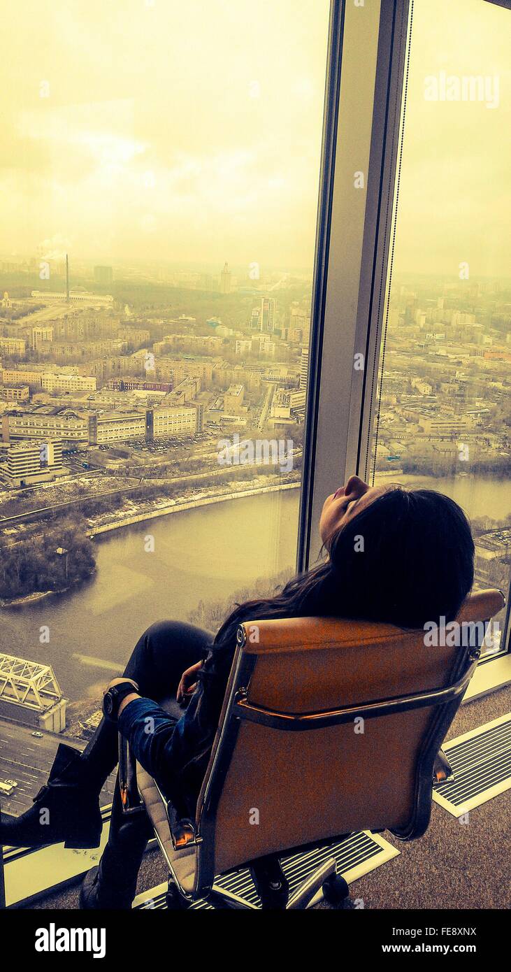 Femme assise dans une chaise de bureau Banque de photographies et d’images à haute résolution ...