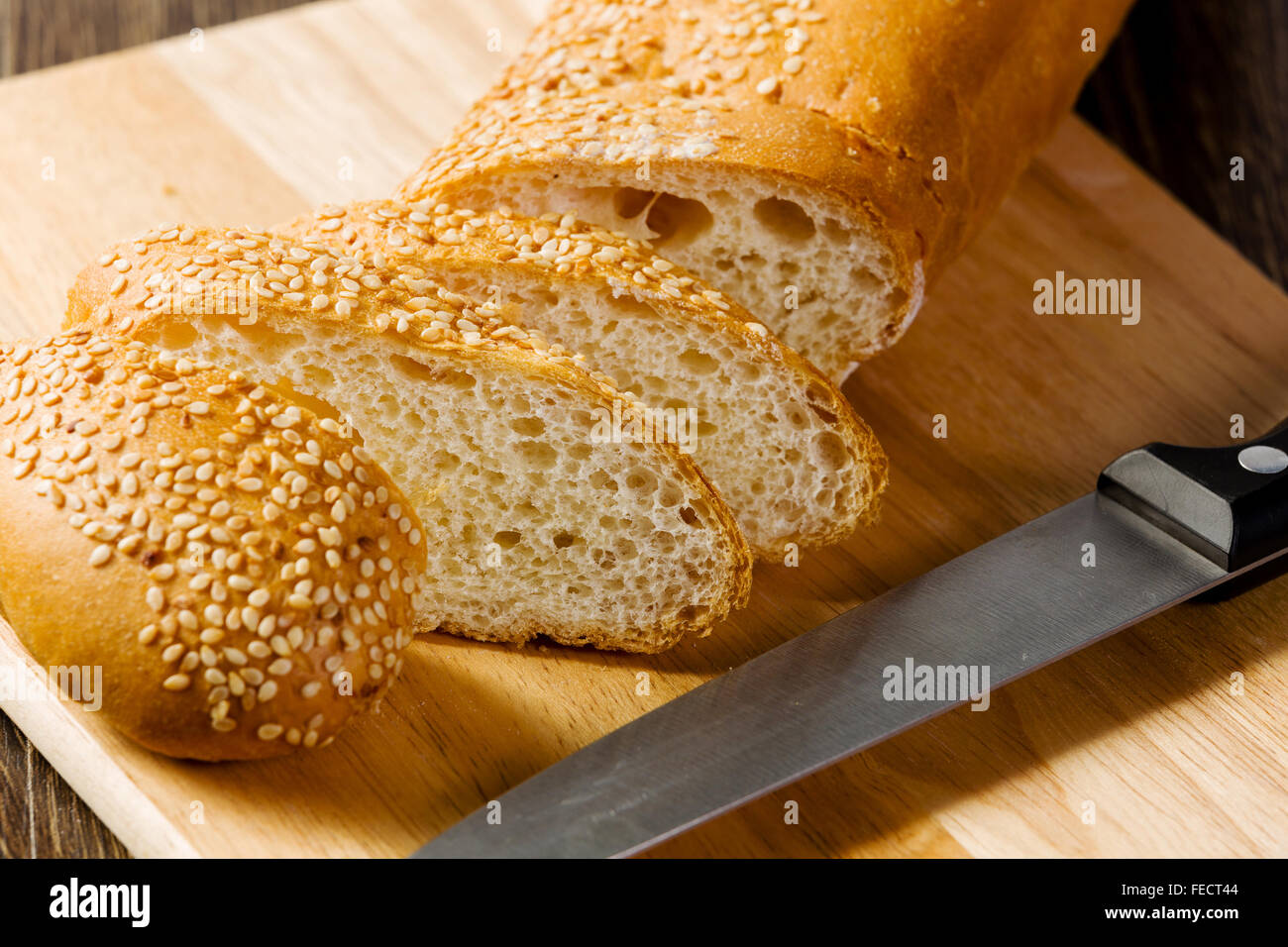 Des tranches de pain blanc frais allongé sur le tableau Photo Stock - Alamy