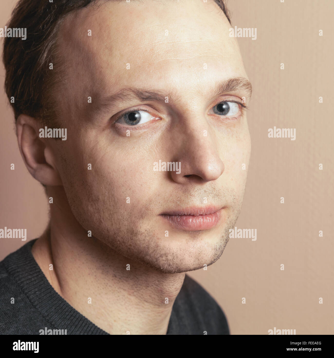 Jeune homme brun Banque de photographies et d’images à haute résolution ...