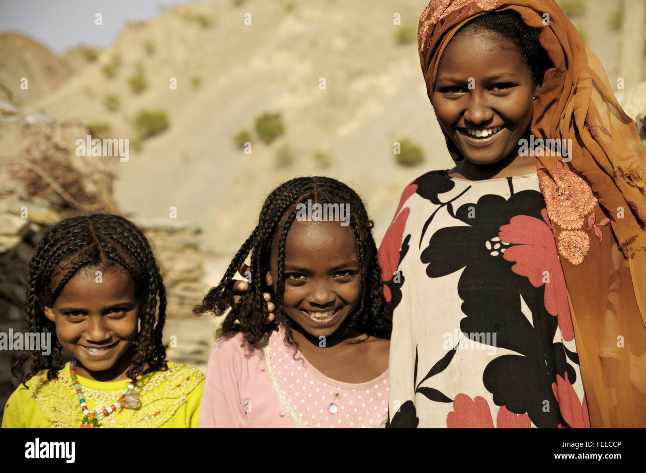 Jeune adolescente musulmane avec deux filles dans le village de Berhale ...