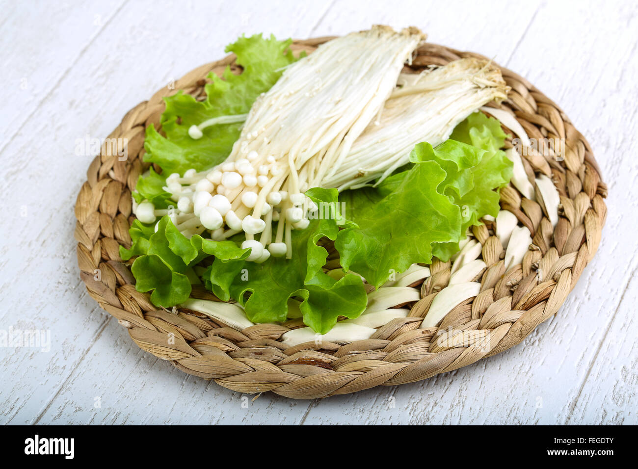 Une cuisine traditionnelle japonaise - champignons Enoki sur feuilles ...