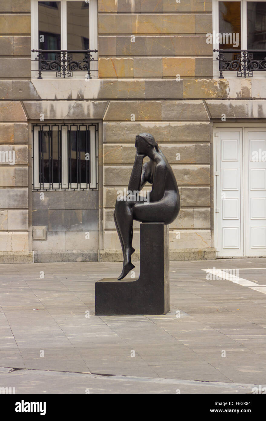 Vieil homme assis sculpture en bronze Banque de photographies et d ...
