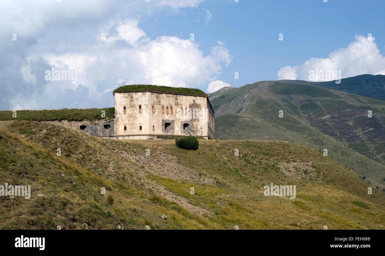 Fort militaire XIX siècle un col dans les Alpes à la frontière de la ...