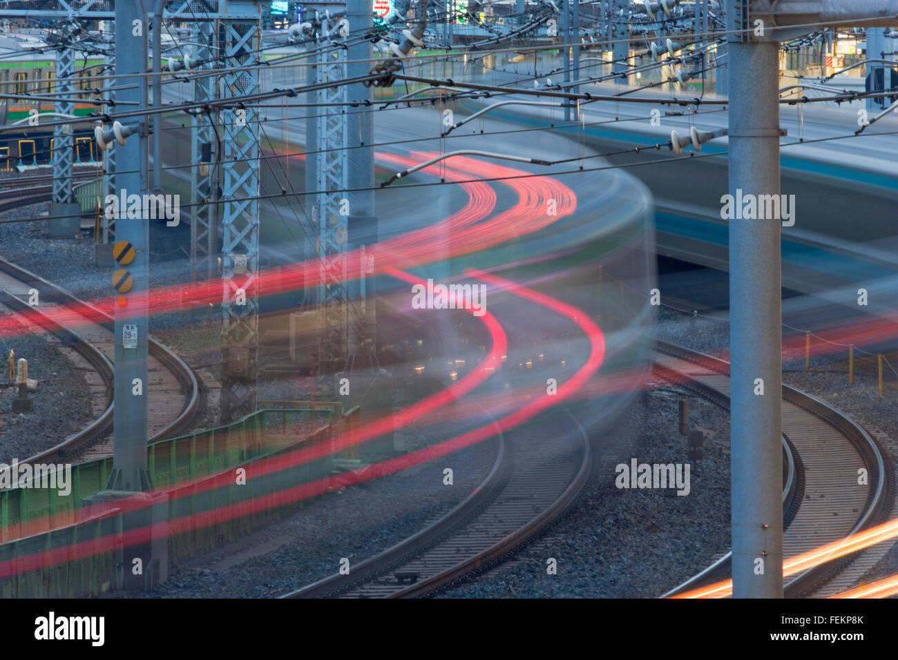 Des trains de banlieue autour de la courbe de rotation des pistes dans ...