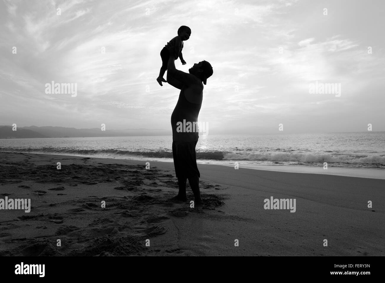 Père Fils Est Une Silhouette Dun Père Jouant Joyeusement Avec Son Fils