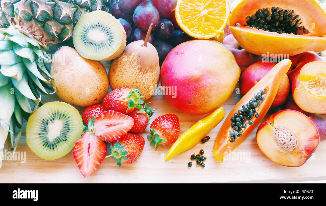 Fruits sur table Banque de photographies et d’images à haute résolution ...