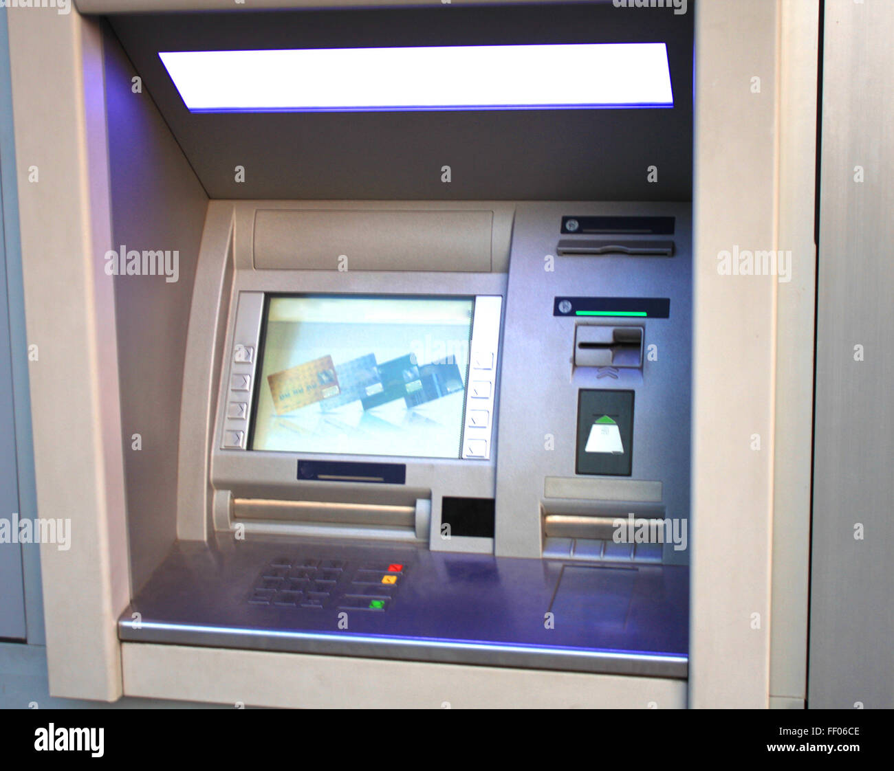 Distributeur de billets à l'écran et les boutons de l'axe Photo Stock ...