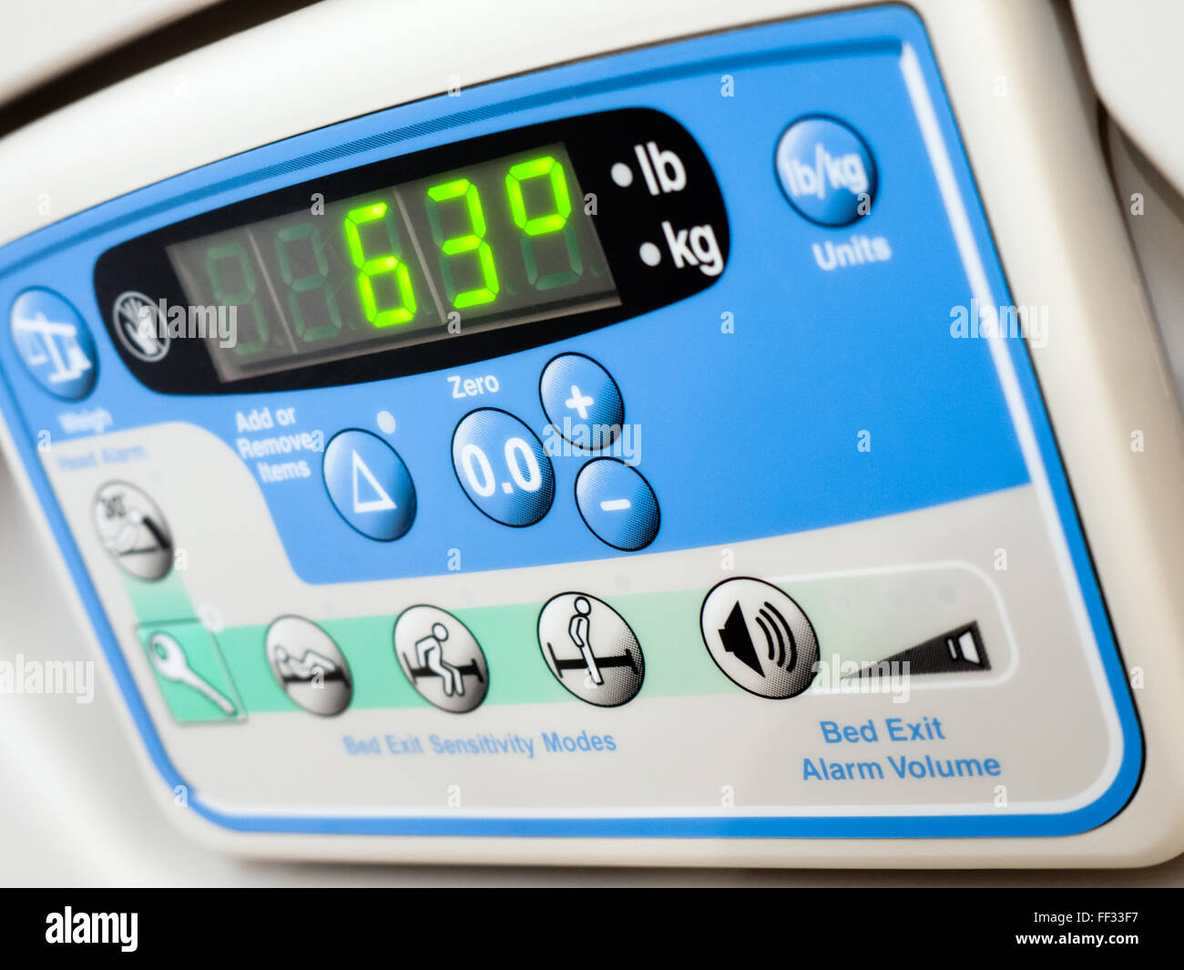 Balance électronique lit d'hôpital qui pèse au lit du patient Photo ...