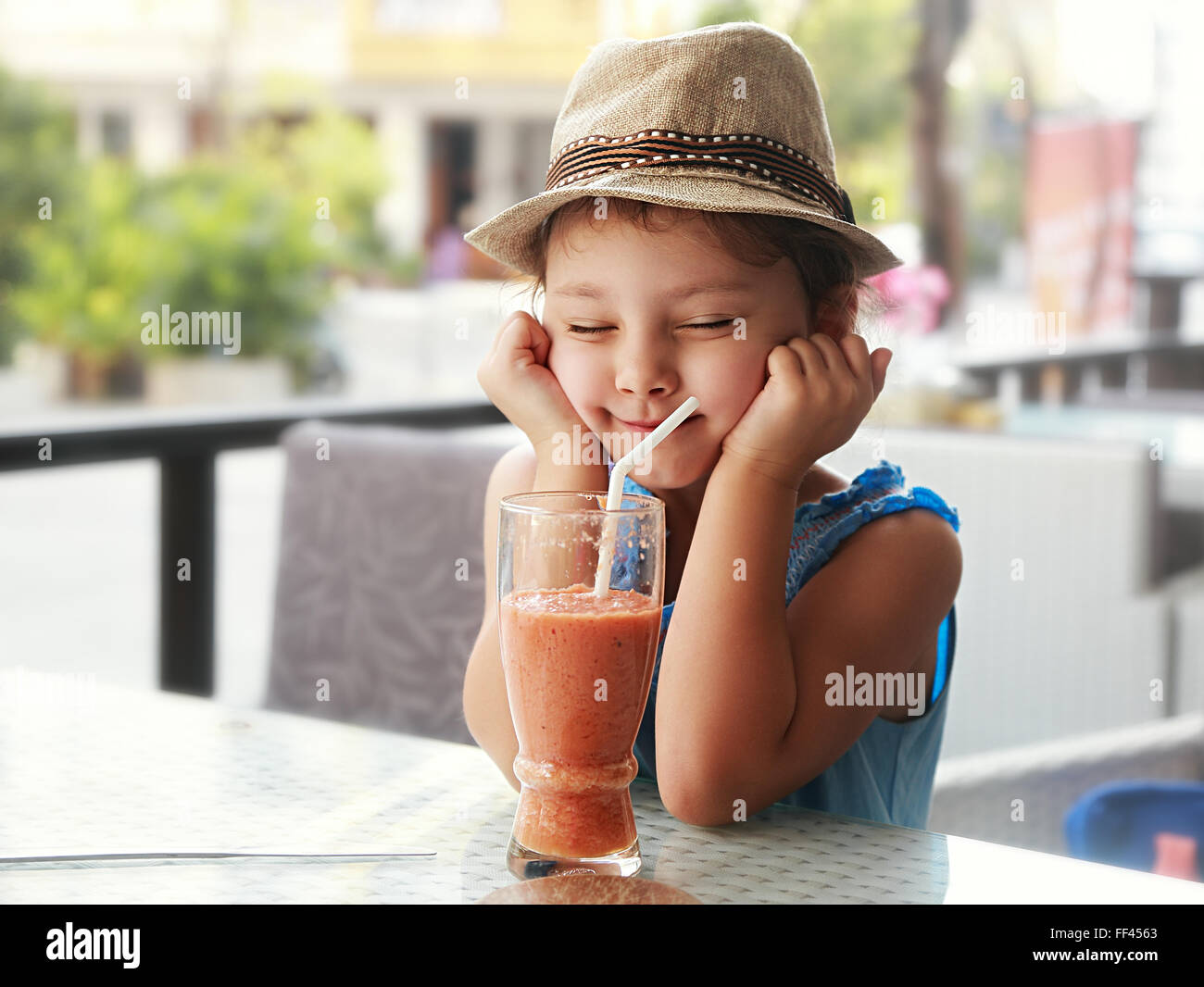 Boisson D'enfant Banque d'image et photos - Alamy