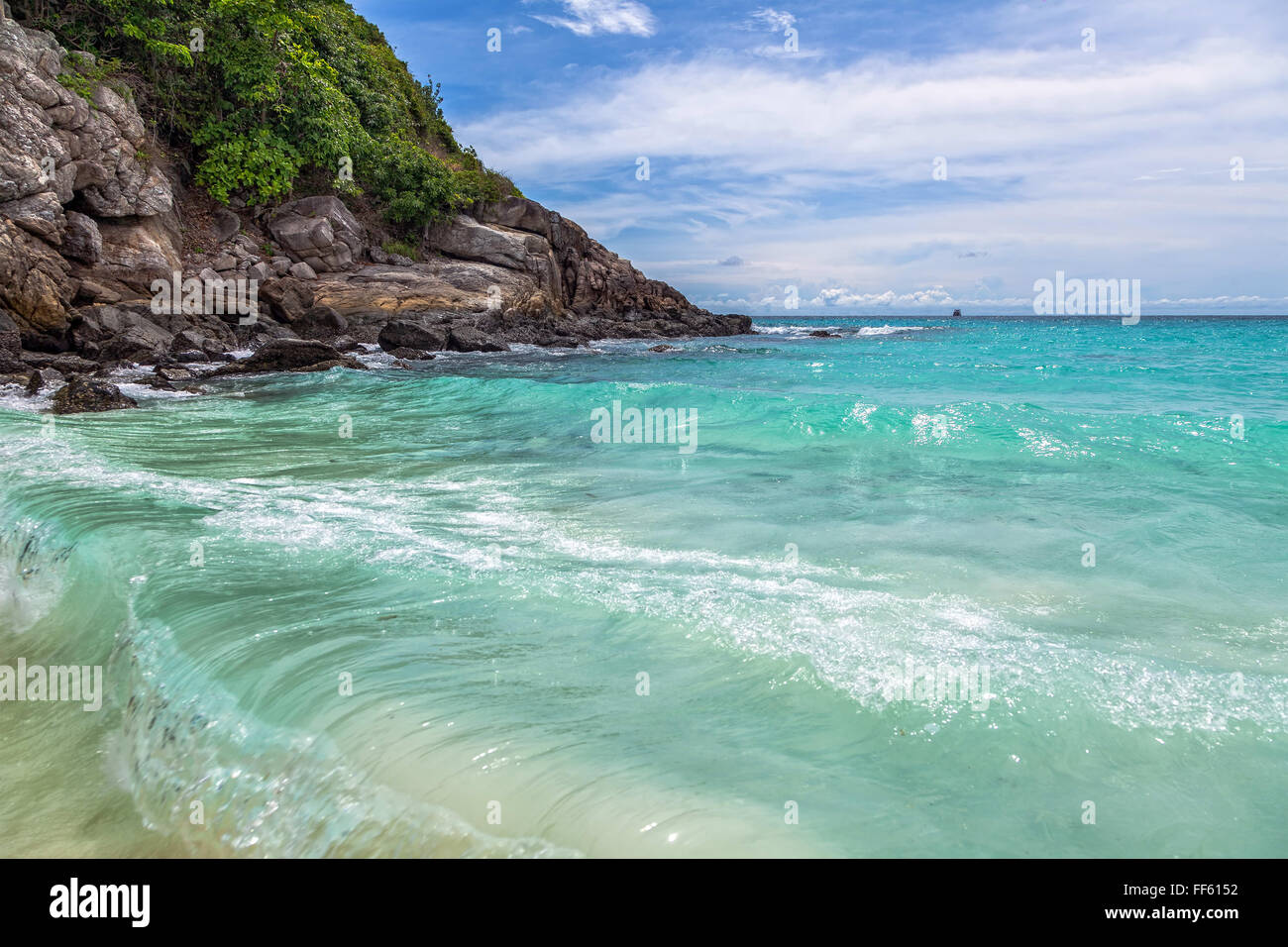 Les vagues turquoise sur l'île de Ko Racha Yai. Province de Phuket ...