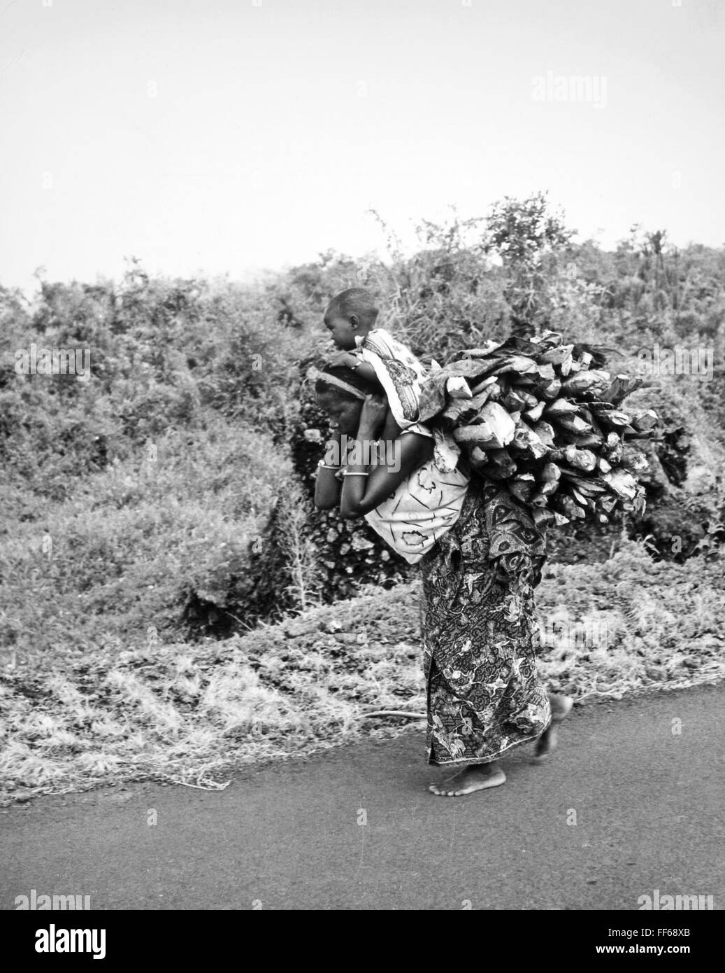 Mère rwandaise et l'enfant. /NA femme rwandaise, le transport à la fois ...