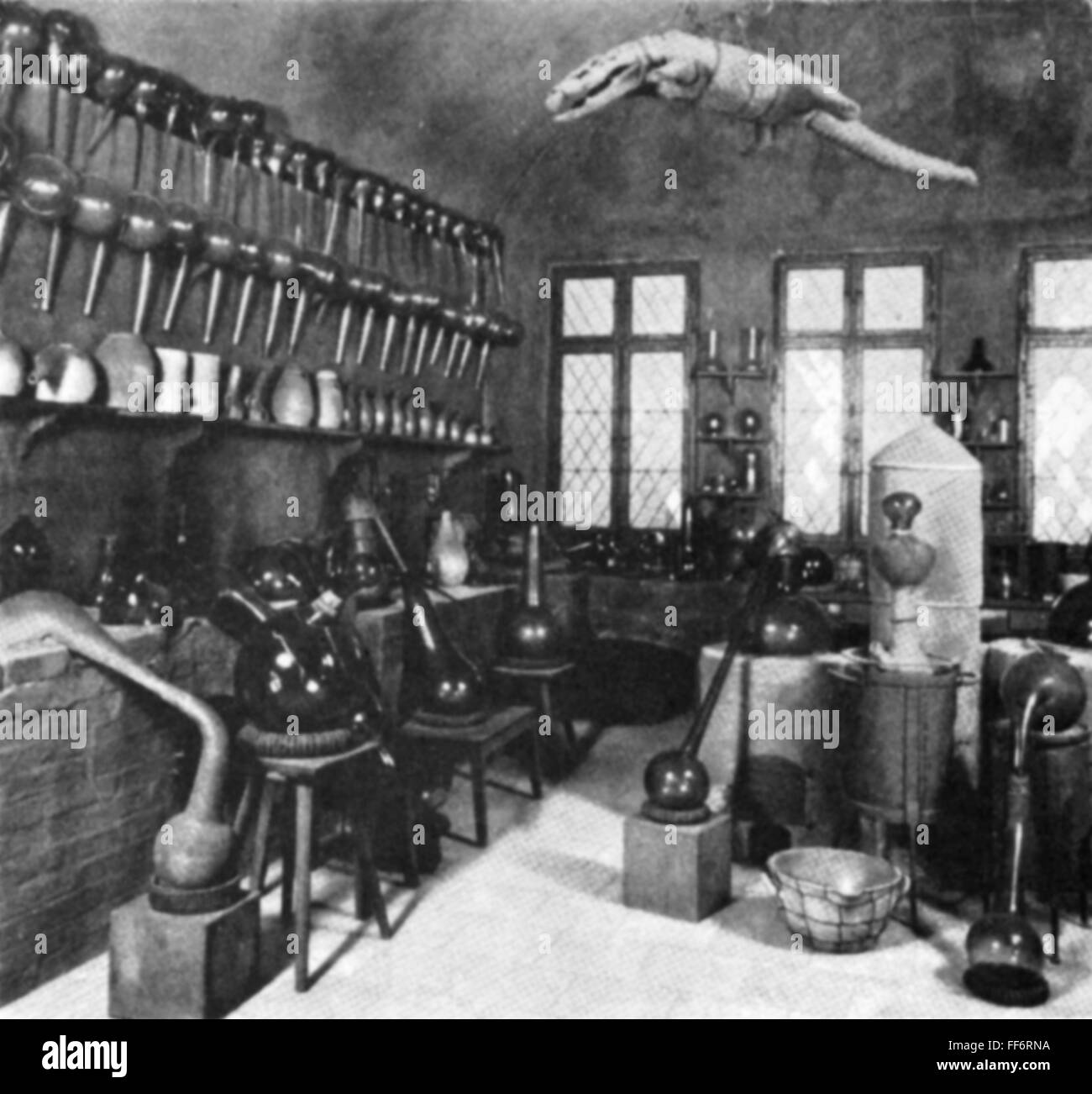 Distillation middle ages Banque d'images noir et blanc - Alamy