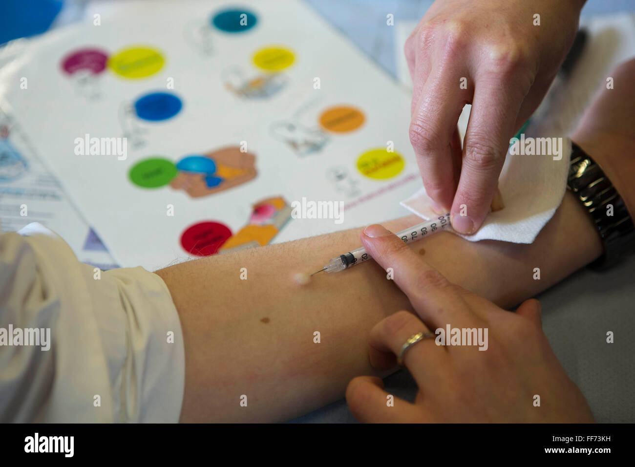 Sarah Murphy, infirmière spécialiste de la tuberculose, effectue une ...