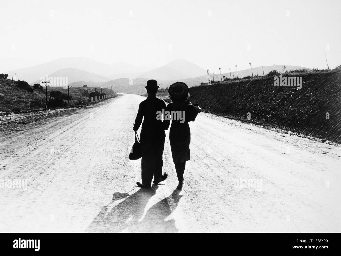 CHAPLIN : LES TEMPS MODERNES, 1936. /NCharlie Chaplin et Paulette ...