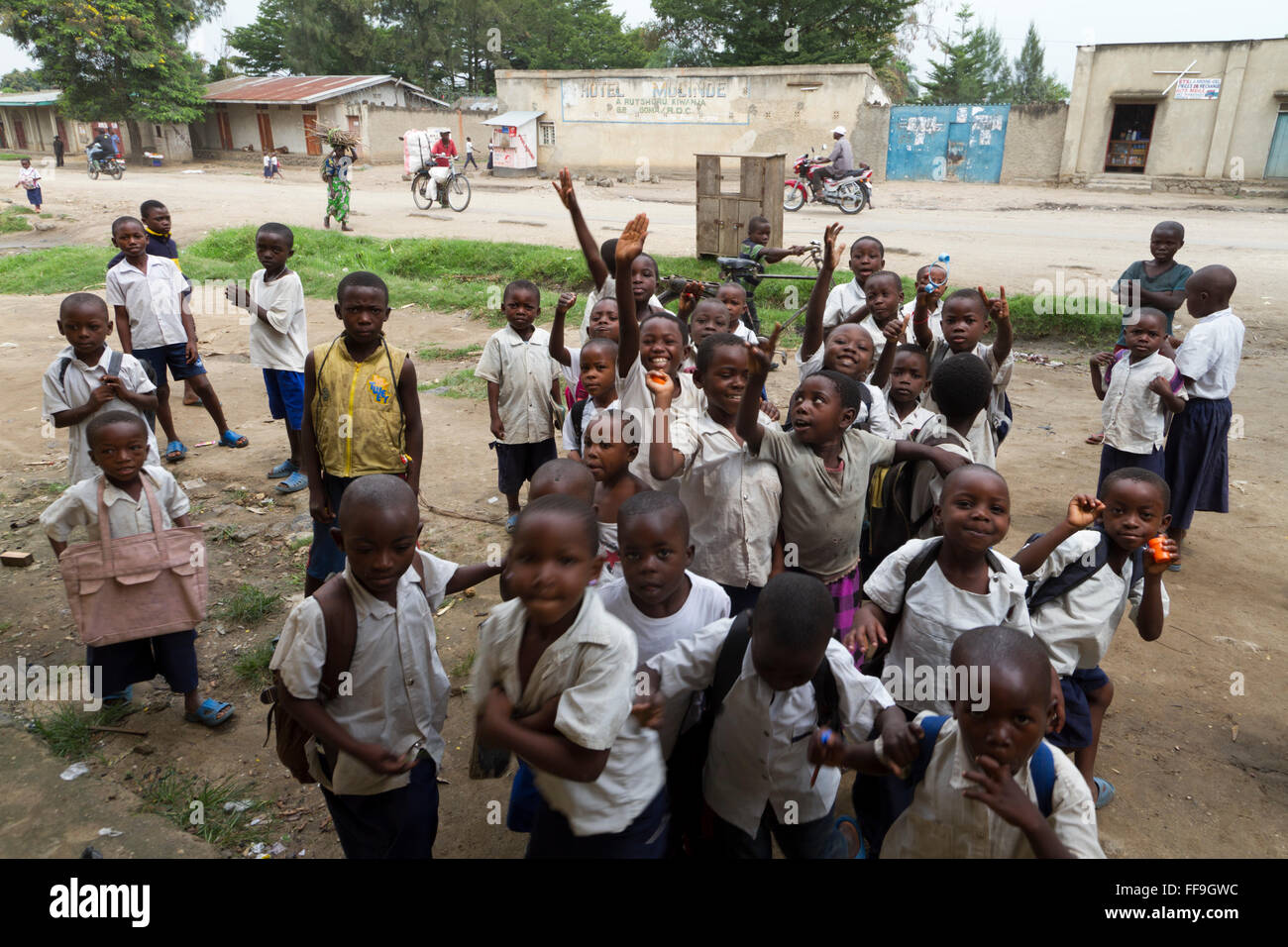 Les enfants de la rue en afrique noire Banque de photographies et d ...